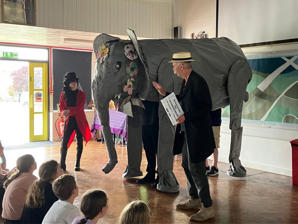 Traffic stopping elephant visits Whitnash primary school - The ...