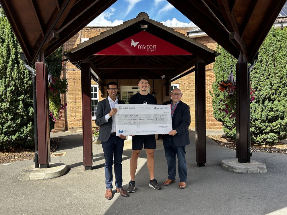 Donation puts local professional boxer on target with Myton Hospices ...